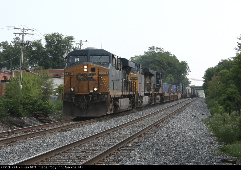 CSX train Q033